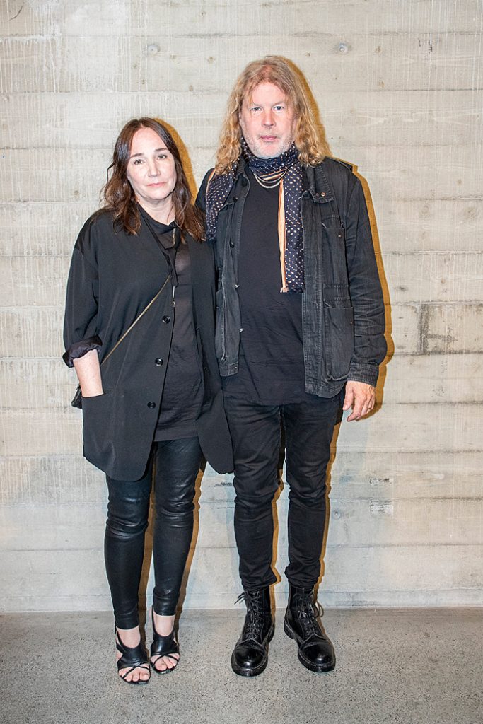 Prins Carl Philips kollega minglade på konstinvigning