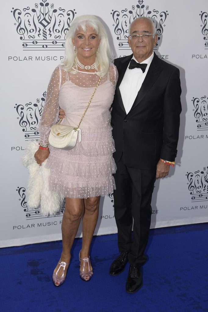 Kungens väninna tvingas lämna allt efter sambons död