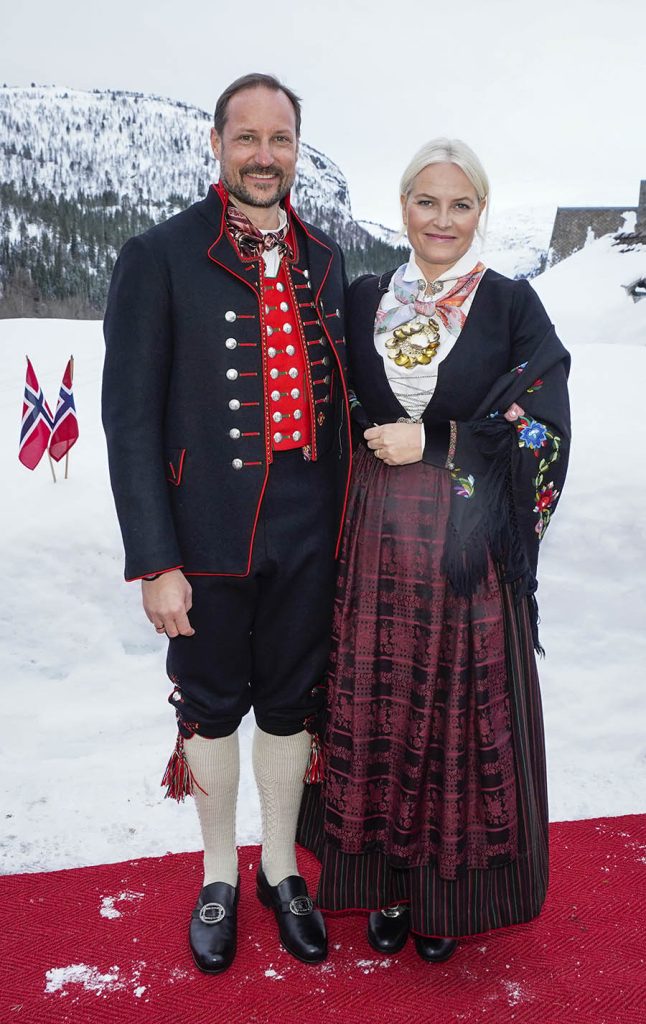 Kronprins Haakon och Mette-Marits mysstund i kyrkan