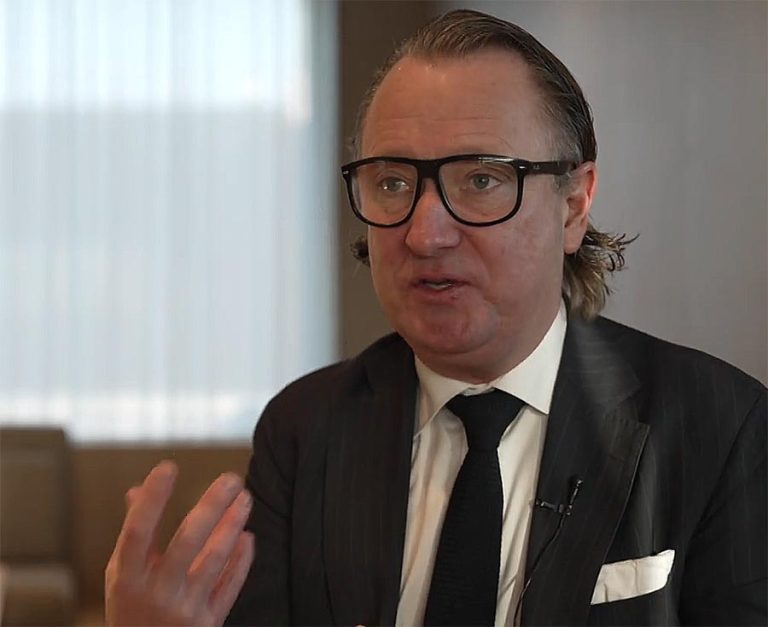 Madeleines raseri efter bilderna på andra kvinnan i familjen