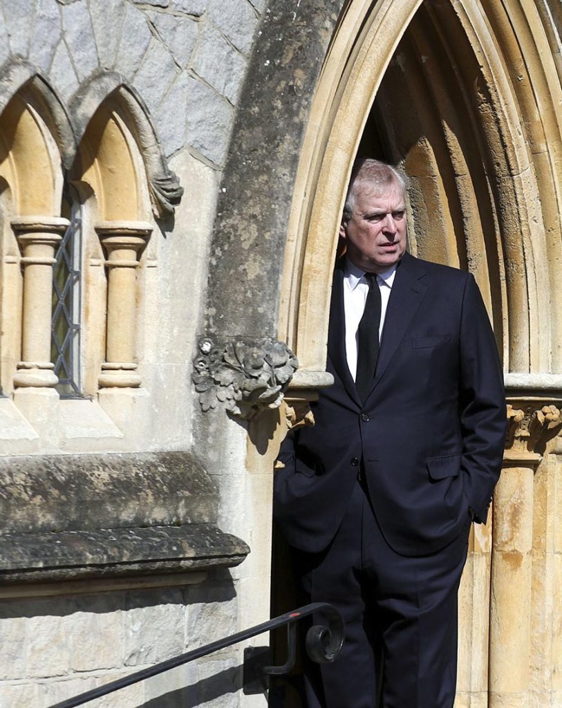 Kung Charles vräker prins Andrew från kungliga bostaden