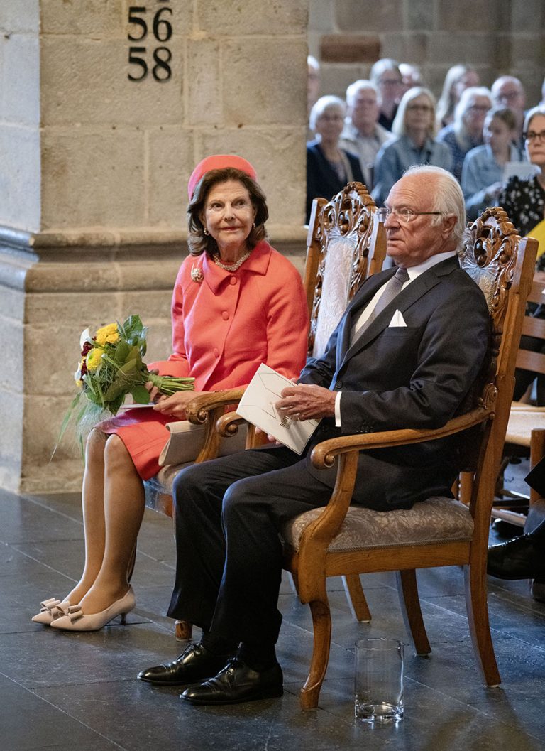 Kungen och Silvia strålade glatt på domkyrkans jubileum