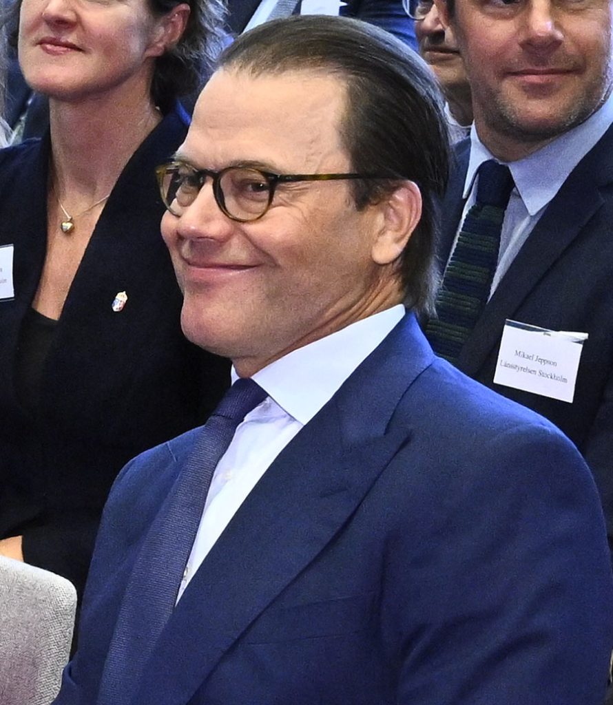 Prins Daniel på solskenshumör under uppdraget med Victoria