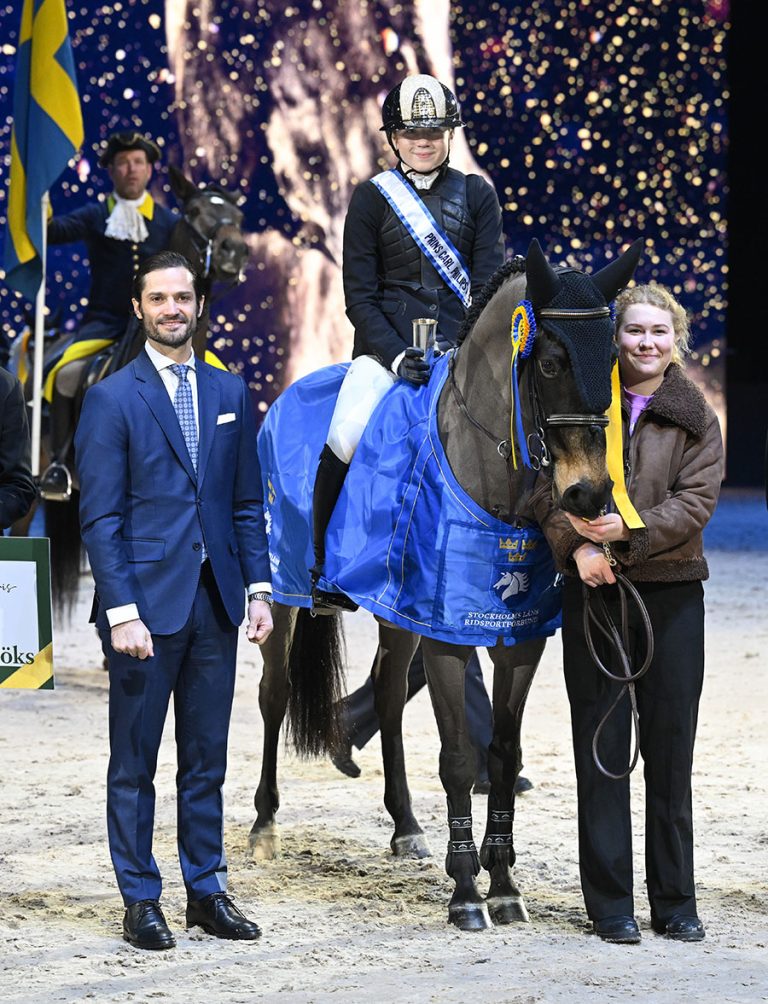 Prins Carl Philip delade ut hästpris på Friends Arena