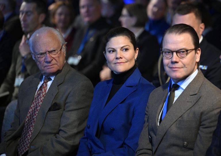 Kungens kyliga relation till prins Daniel: "Som luft!"