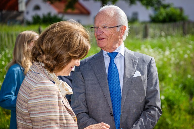 Bild-Extra: Här fräser kungen runt med lyxiga sportbilen