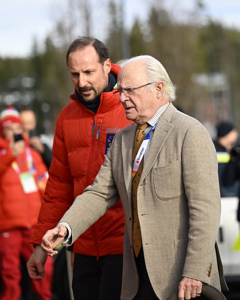 Här stöttar kungen stackars Mette-Marit efter sexskandalen