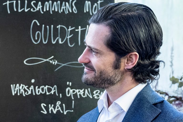 Prins Carl Philip plattar till stilen – och fansen älskar det!