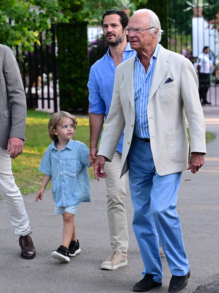 Prins Julians sötchock med Carl Philip och farfar kungen