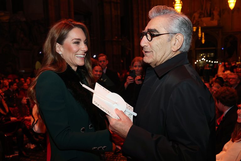 Prins Louis charmiga sötchock på julgalan med mamma Kate